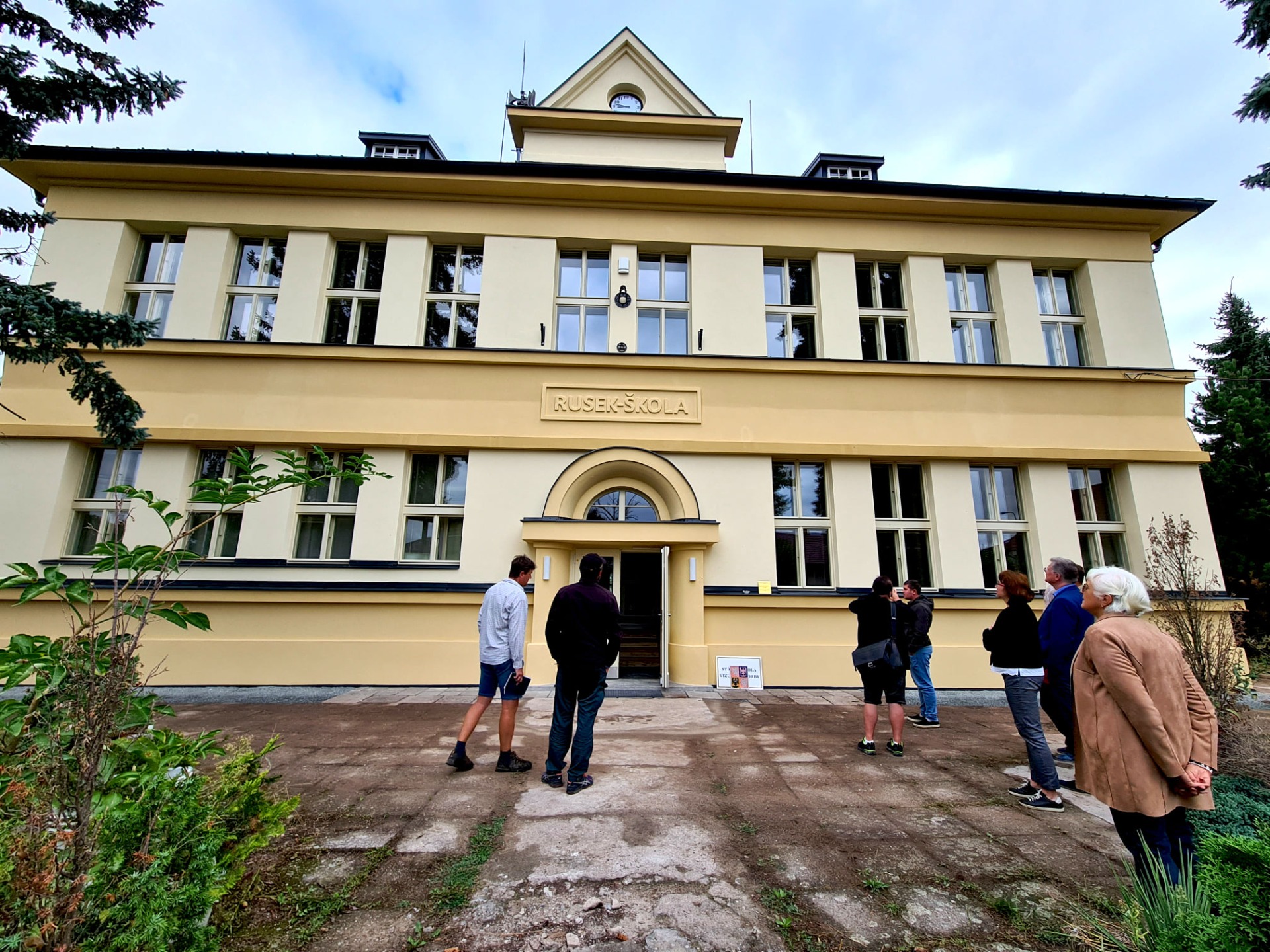 STŘEDNÍ ŠKOLA VIZUÁLNÍ TVORBY - HRADEC KRÁLOVÉ :: HZ Group s.r.o.